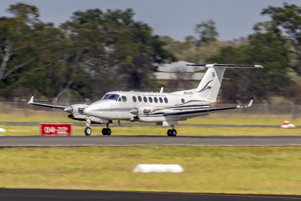 Central Queensland Plane Spotting: Great Photos as RAAF Beech B350 ...