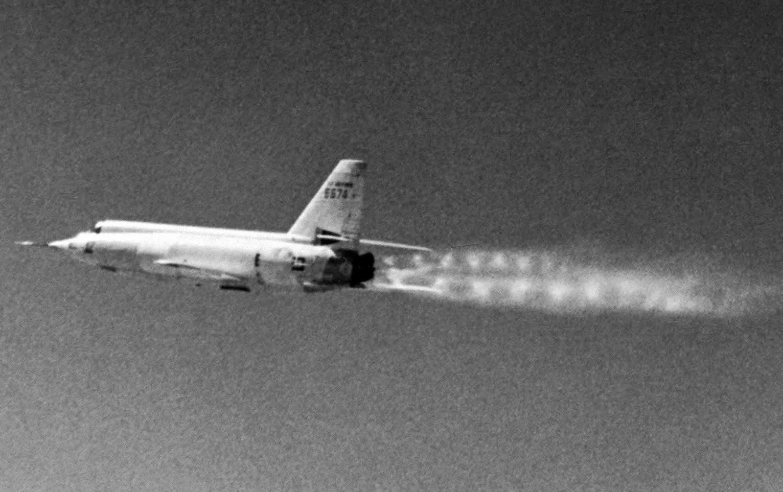 nhungdoicanh: Bell X-2 Starbuster