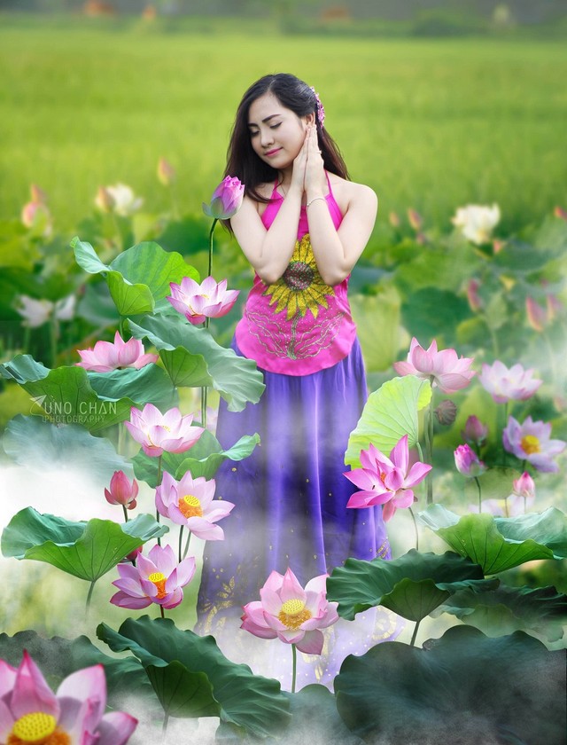Vietnamese Beautiful Girls with Ao Yem and Lotus