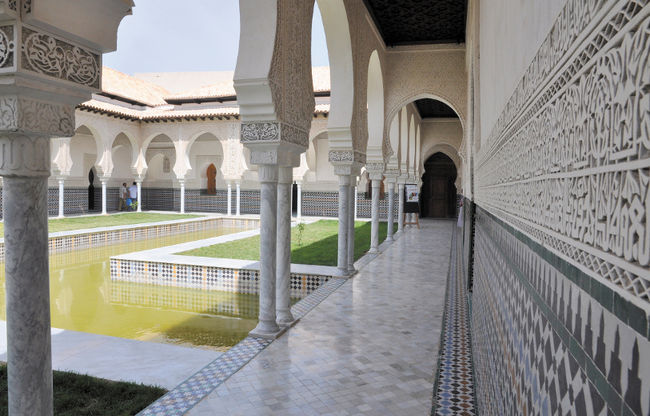 L'article 9 du Traité de Tafna, signé en 1837, permet à l'émir ...