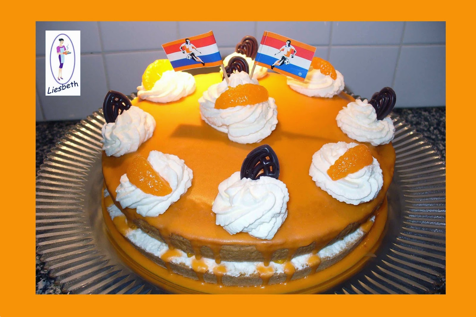 Oranje voetbaltaart van luchtig biscuitdeeg