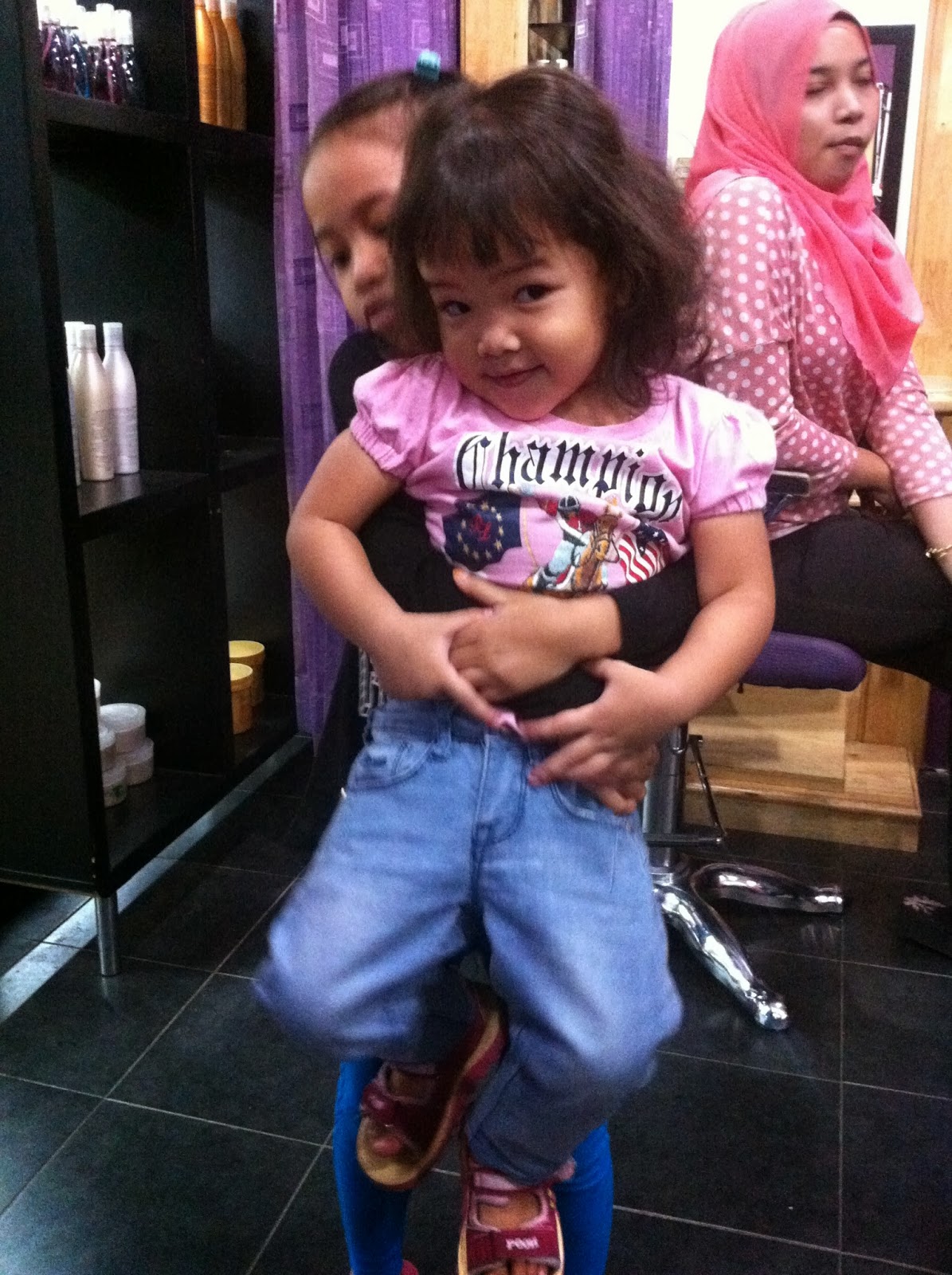 Adriana Arissa Irdina : Wana Potong Rambut Rambut @ Manjasari Saloon ...