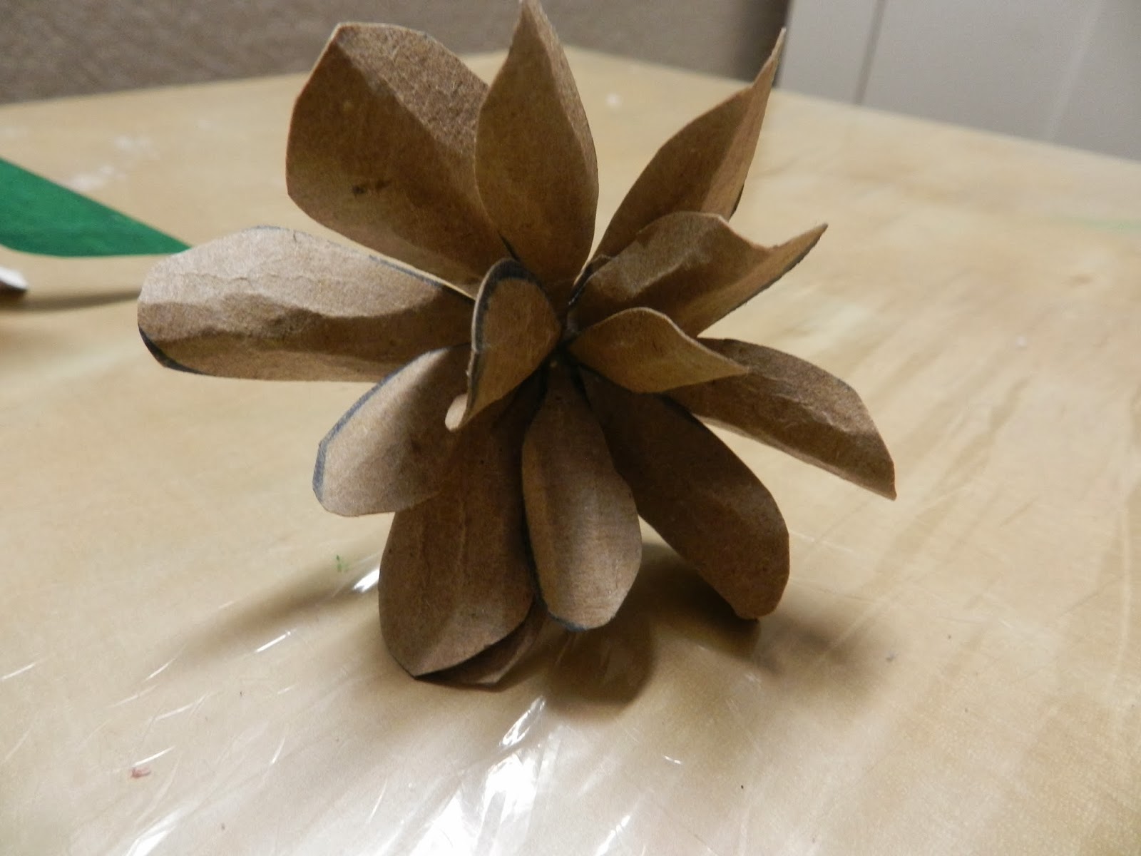 Creative DIY crafts: Flower vase made with tissue paper holder flowers!