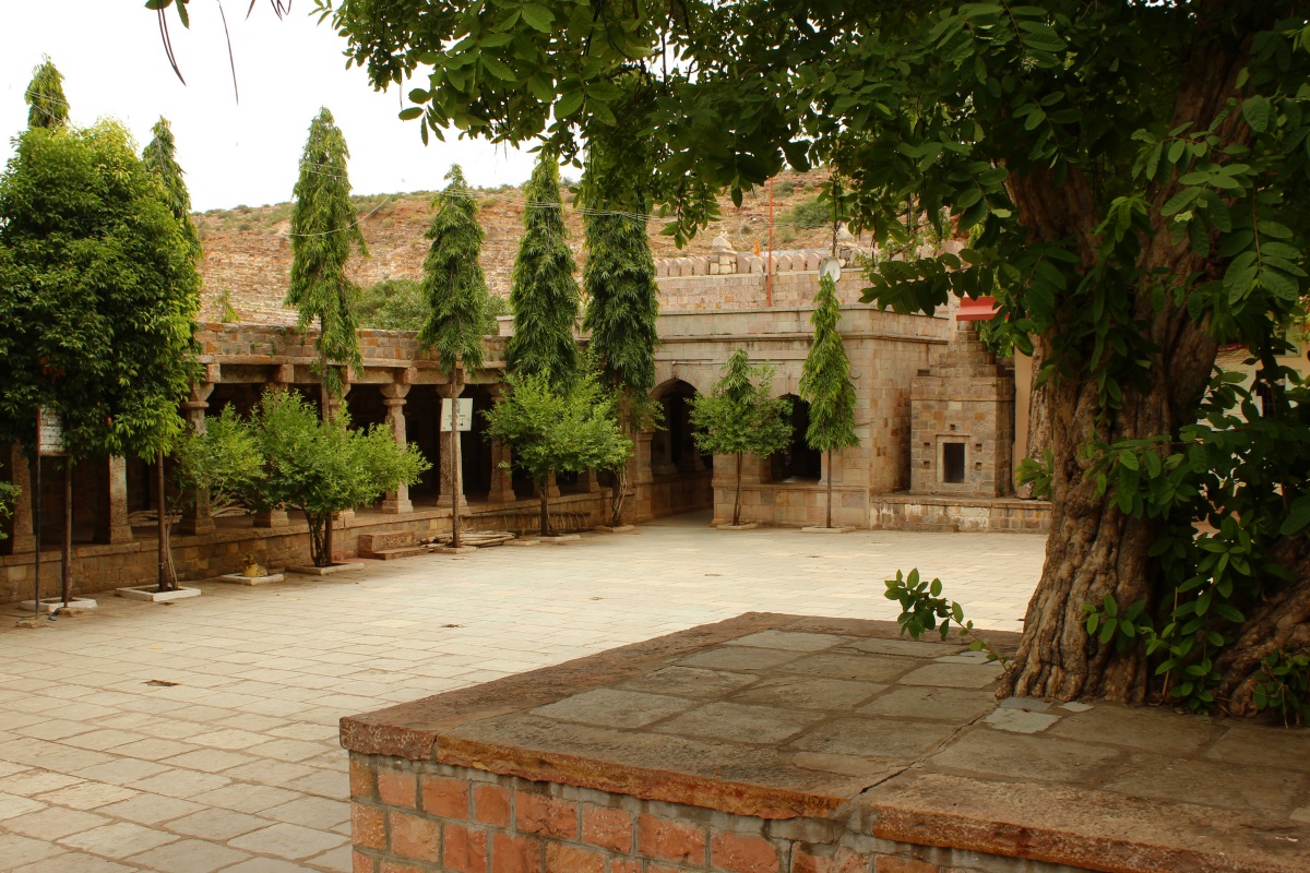 Journeys across Karnataka: Guddada Siddeshwara Devalaya, Bilagi