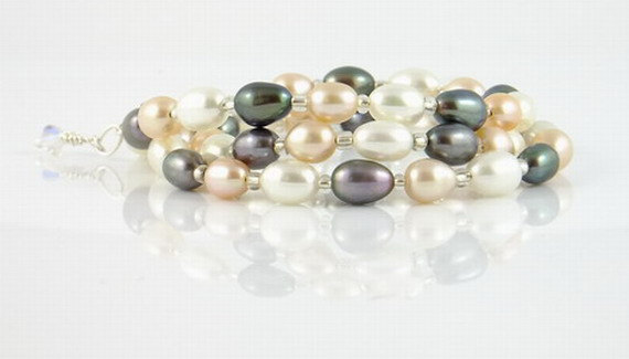 Reflect and Lighten Your Jewelry Pictures the Easy Way / The Beading Gem