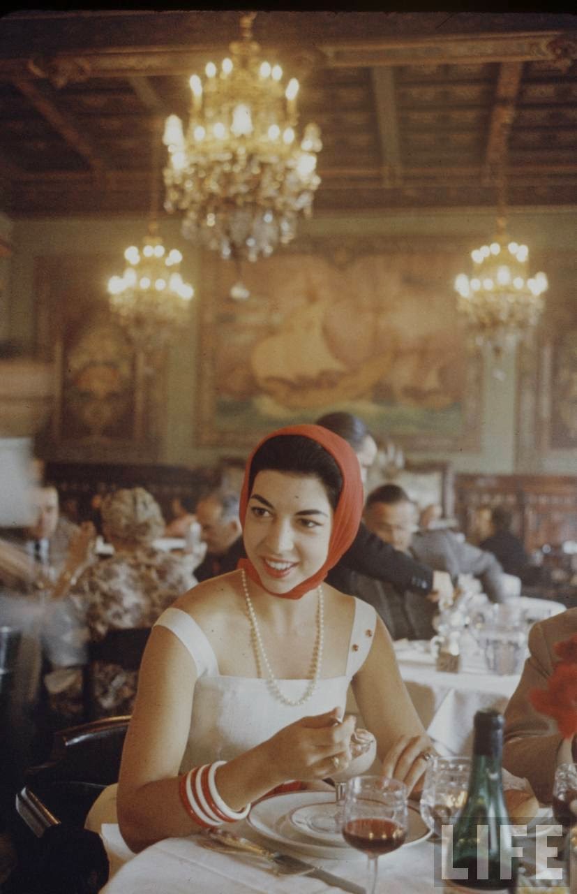 30 Beautiful Color Photographs of Women Attending at the 1959 Seville ...