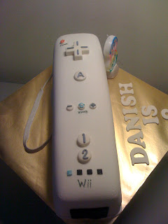 CAKE CUPBOARD: Wii Remote Control cake - 3D