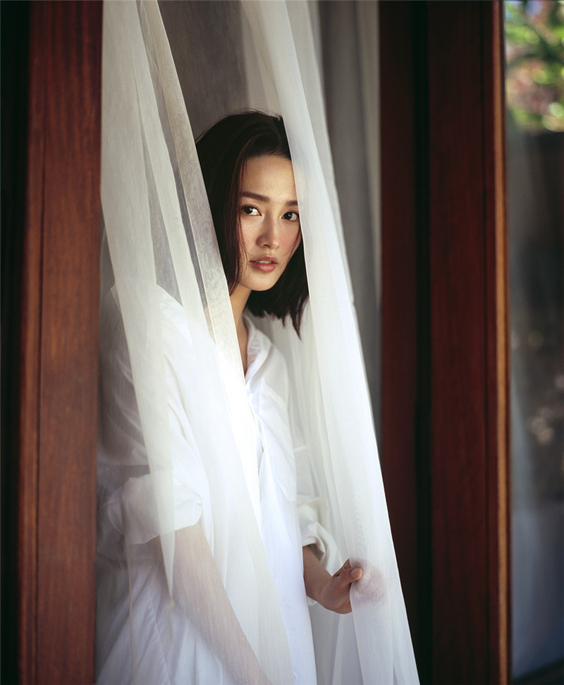 China Entertainment News: Li Qin poses for photo shoot