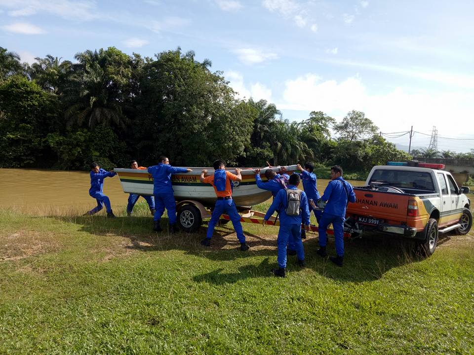 Anggota APM Dalam Operasi SAR Orang Lemas - Kesatria Negara