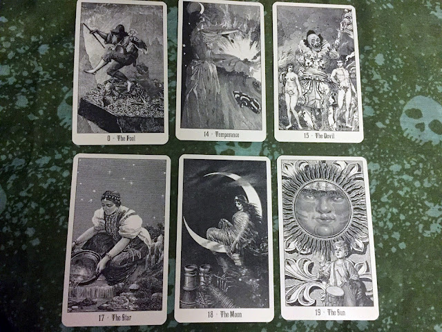 Wandering Endearments: Tarot Review - Victoria Regina Tarot