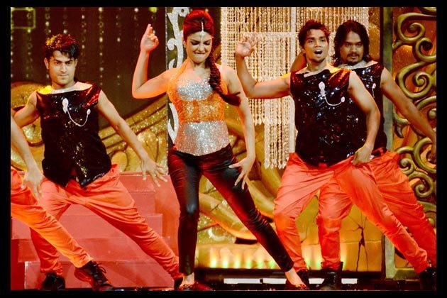 Rocking performance on stage - cinefashiongallery