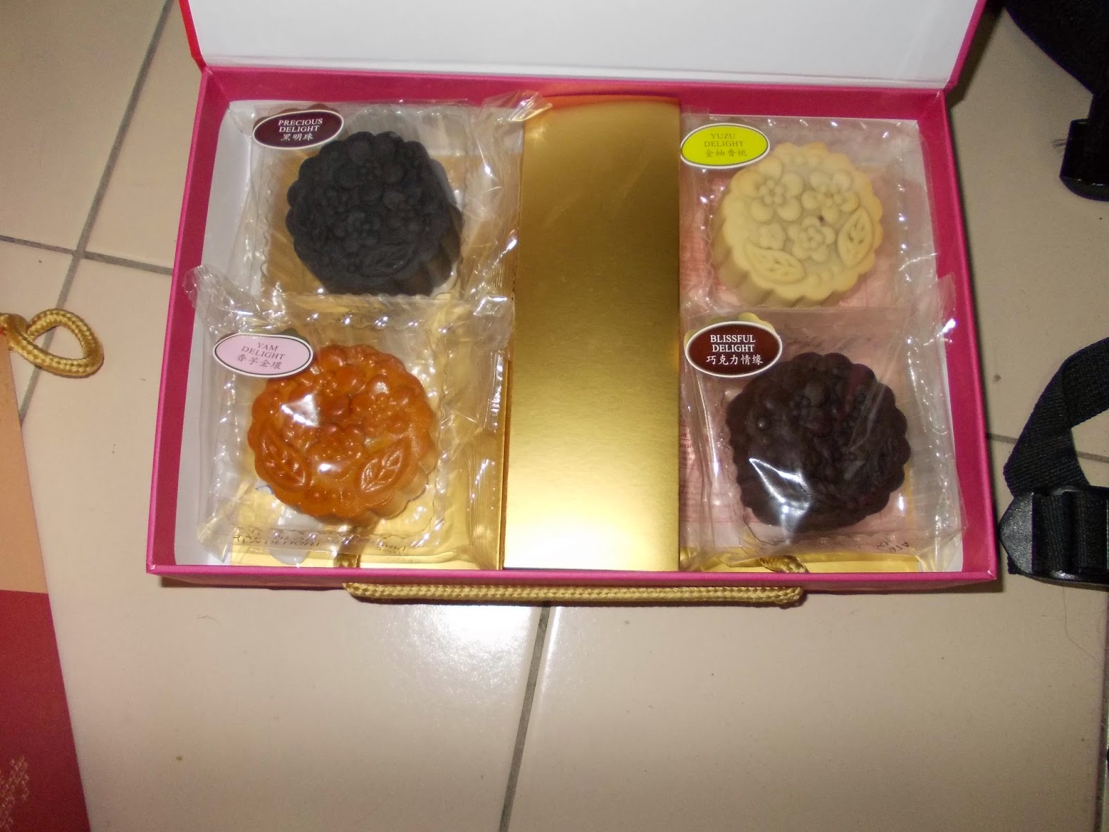 Jasmine's Reviews@BeASmartBeauty : AMWAY MOONCAKES REVIEW:)