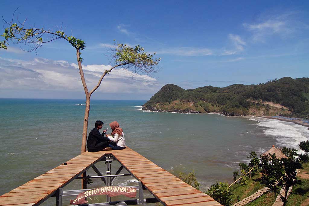 SERUNYA BERPETUALANG DI PANTAI WATU BALE, LENGKAP DENGAN SPOT BERFOTO ...