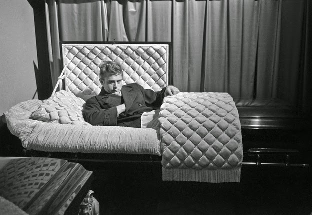 See Eerily Photos of James Dean Posing With a Coffin in 1955 ~ Vintage ...