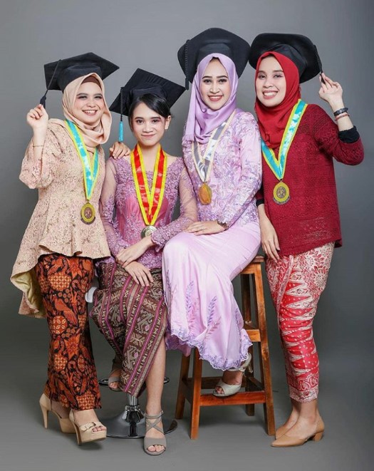 √ 42 Model Baju Wisuda yang Modern Kekinian Paling Elegan Terbaru ...