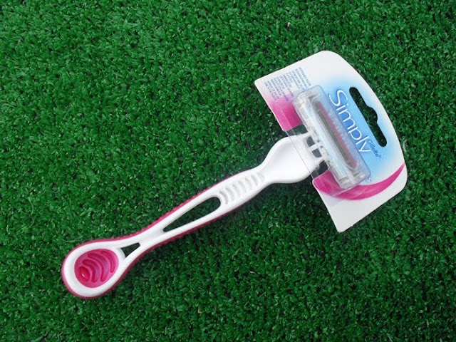 BABY, IT'S A WILD WORLD.: Miss Soleil, bic VS Simply Venus 3 plus, Gillette