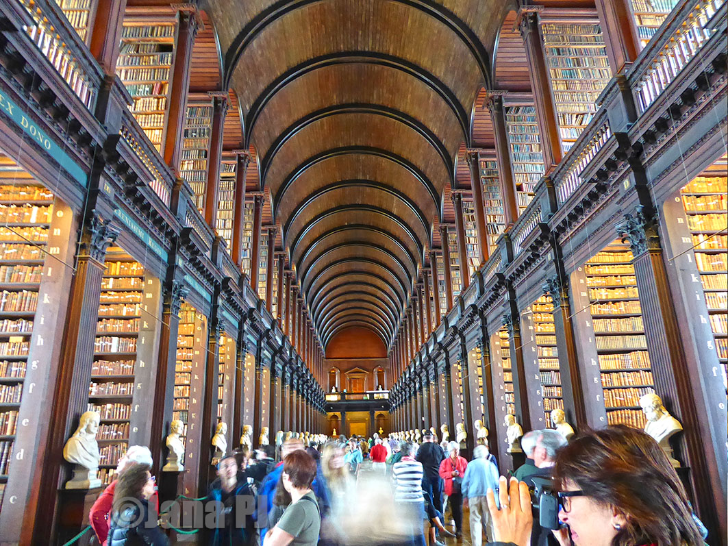 Roda el món i torna al Born: Biblioteca del Trinity College de Dublín