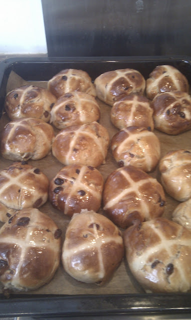 The Consummate Cake Quest: It's Easter! Jammy Dodger Cupcakes and Apple ...