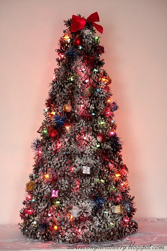 Duża choinka z szyszek ze światełkami