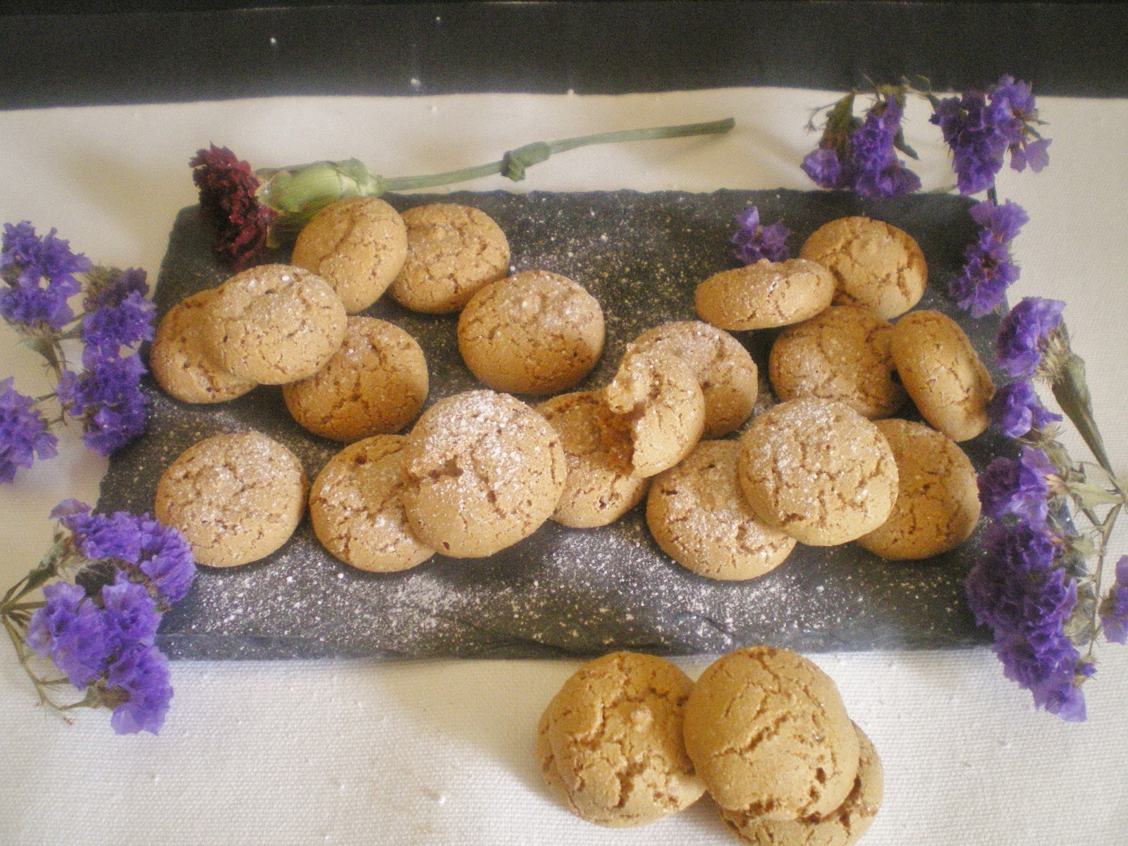 LES METS TISSÉS: Cuisine d'ici et d'ailleurs: MINI AMARETTI CRAQUANTS
