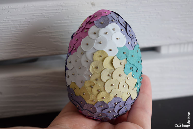 Huevos de Pascua de poliespán decorados con confetti | Café largo de ...