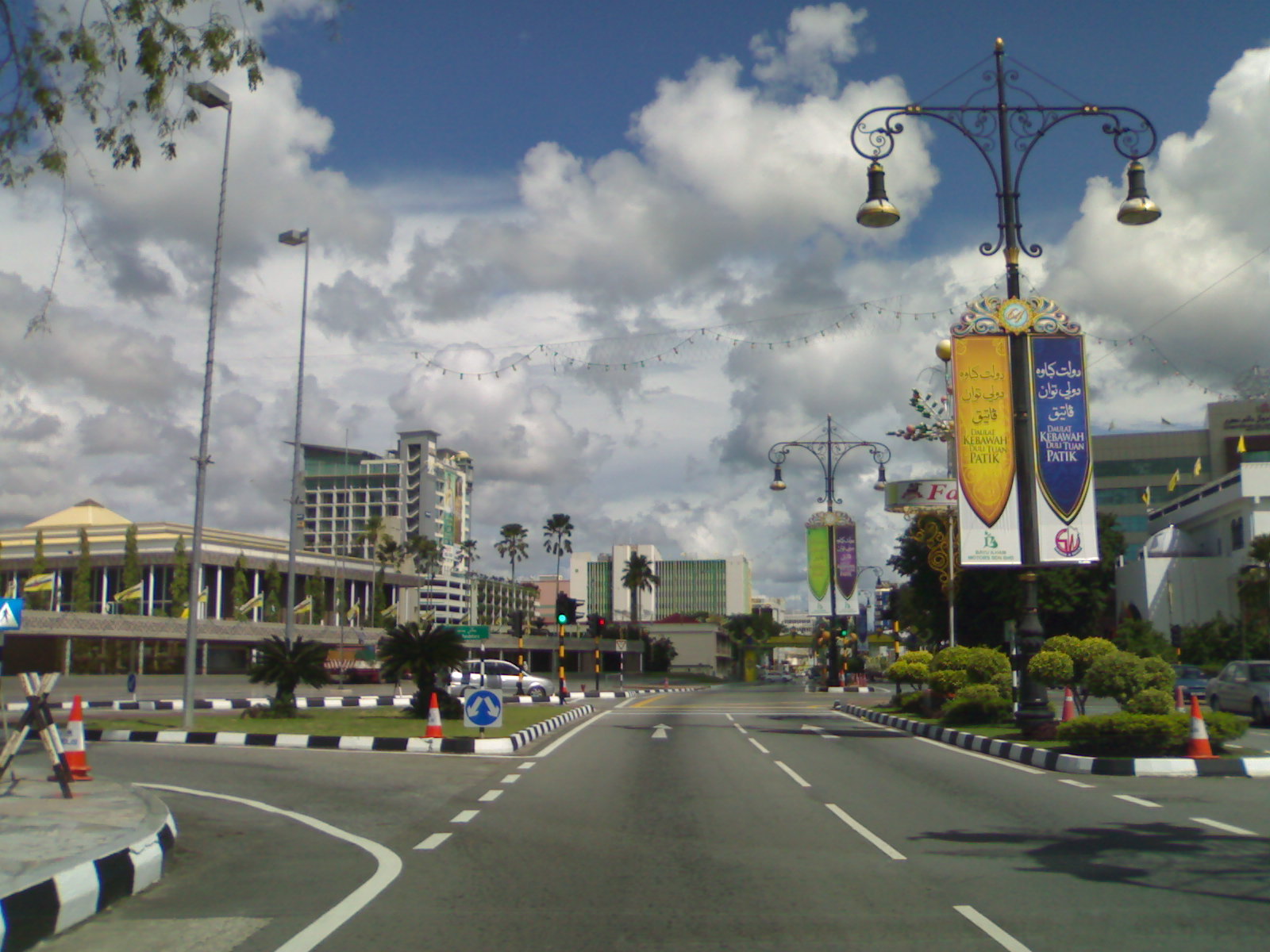 AROUND BRUNEI: BANDAR SERI BEGAWAN IN THE MORNING SHADE-20th JULY 2010
