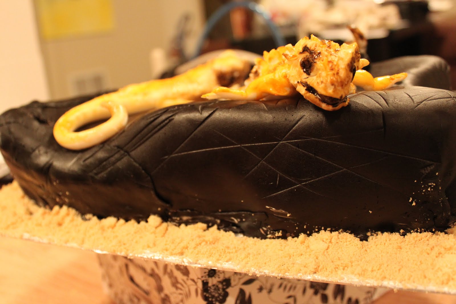 the pax and ash: a cakery: Bearded Dragon Cake and Amazing Buttercream