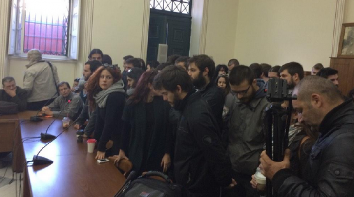 ΡΕ ΔΕΝ ΜΑΣΑΕΙ Ο ΠΡΥΤΑΝΗΣ: "ΤΣΑΚΙΣΤΕΙΤΕ ΕΞΩ ΑΠΟ ΤΗΝ ΑΙΘΟΥΣΑ" ΕΙΠΕ ΣΤΟΥΣ ...