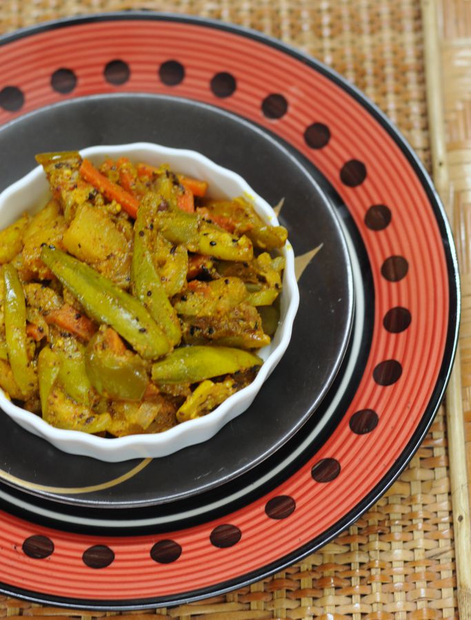 Patol Charchari (Mishmash of veggies with Pointed gourd) - A Homemaker ...