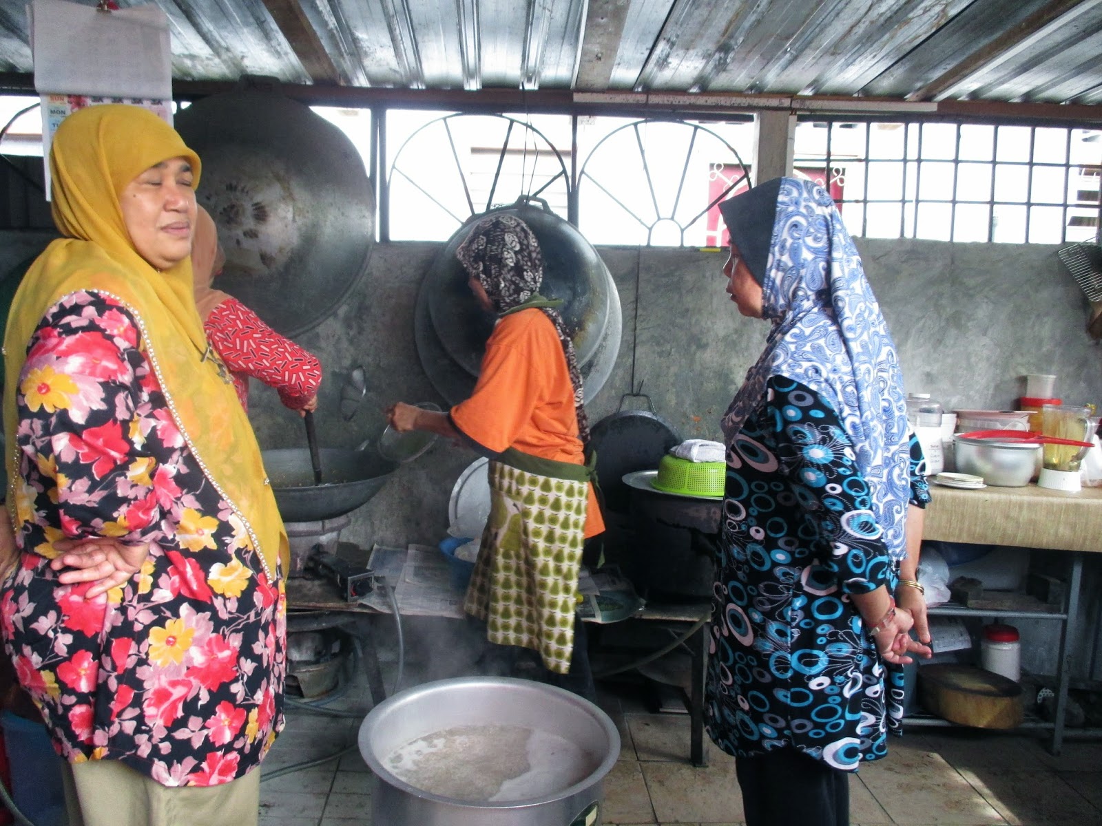 KRT KG LAKSAMANA: GOTONG ROYONG MEMASAK BUBUR LAMBUK DI BULAN RAMADAN