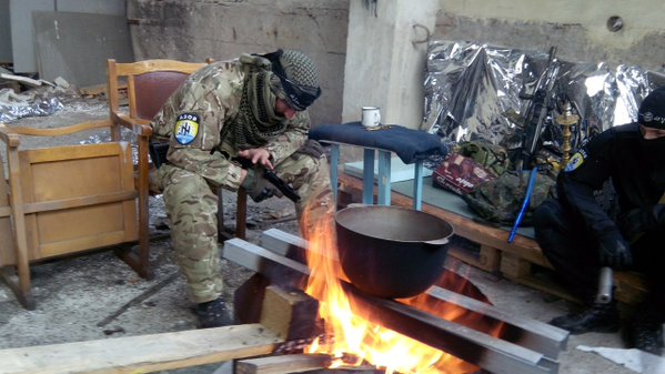 AP report shows Ukrainian commander wearing ISIS insignia : r ...