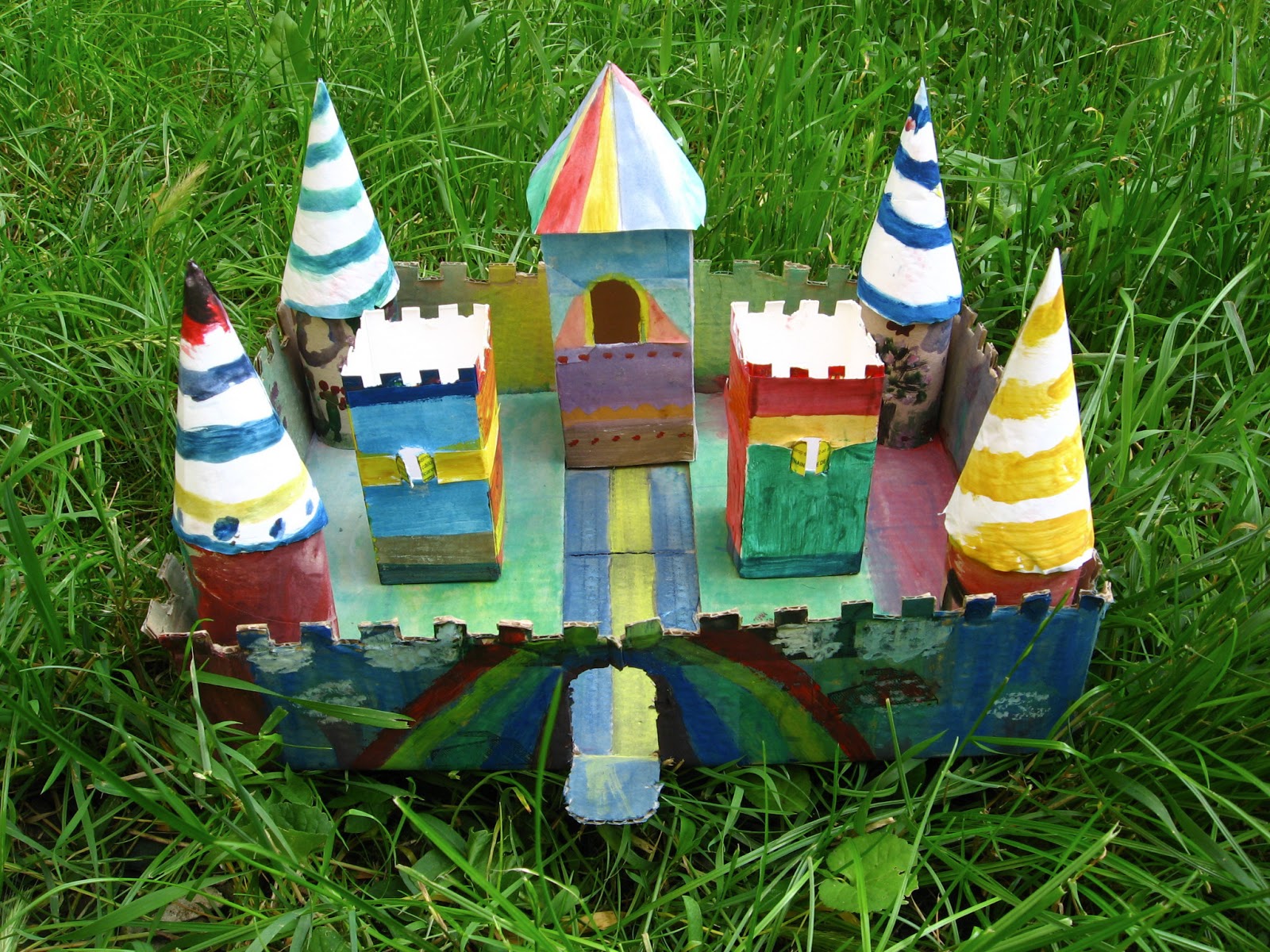 .printre nori: Castel din materiale reciclate (carton & hartie)