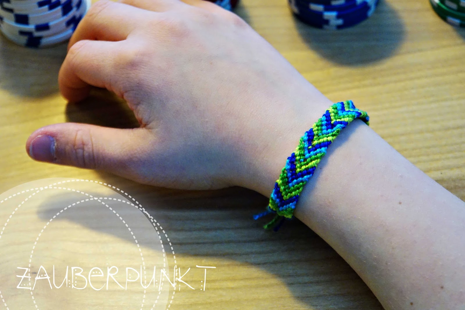 *ZAUBERPUNKT*: Freundschaftsband mit Chevronmuster knüpfen | DIY | mit ...