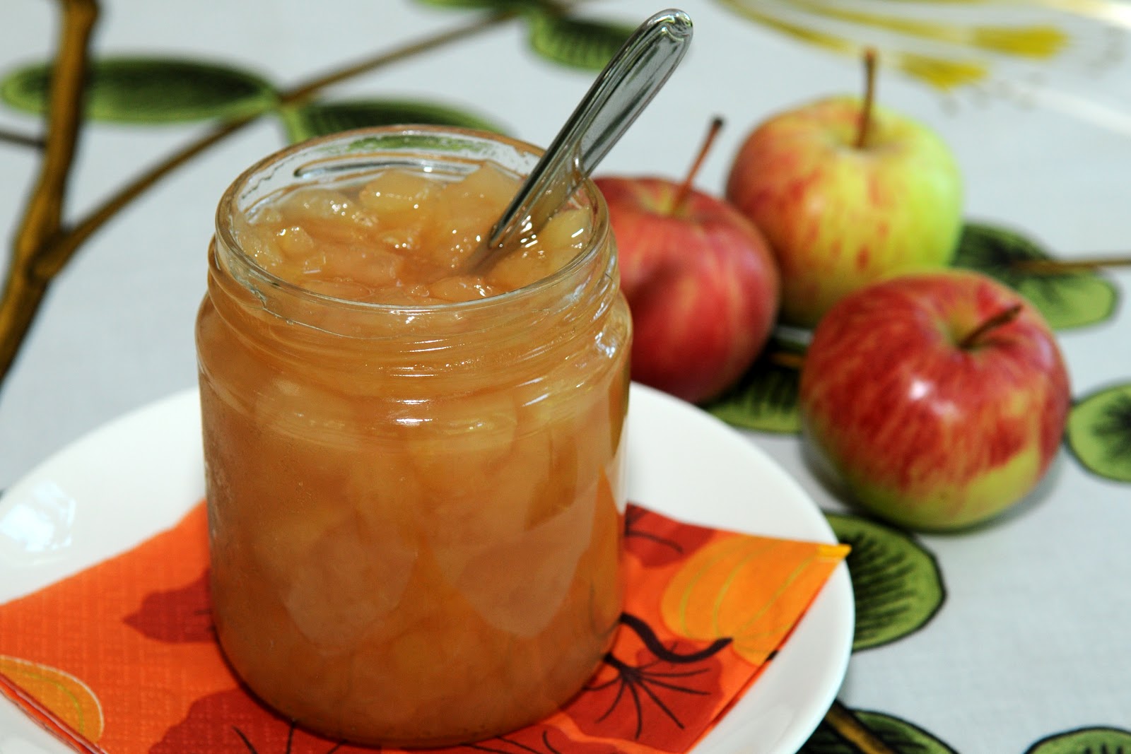 Limellä maustettu omenahillo