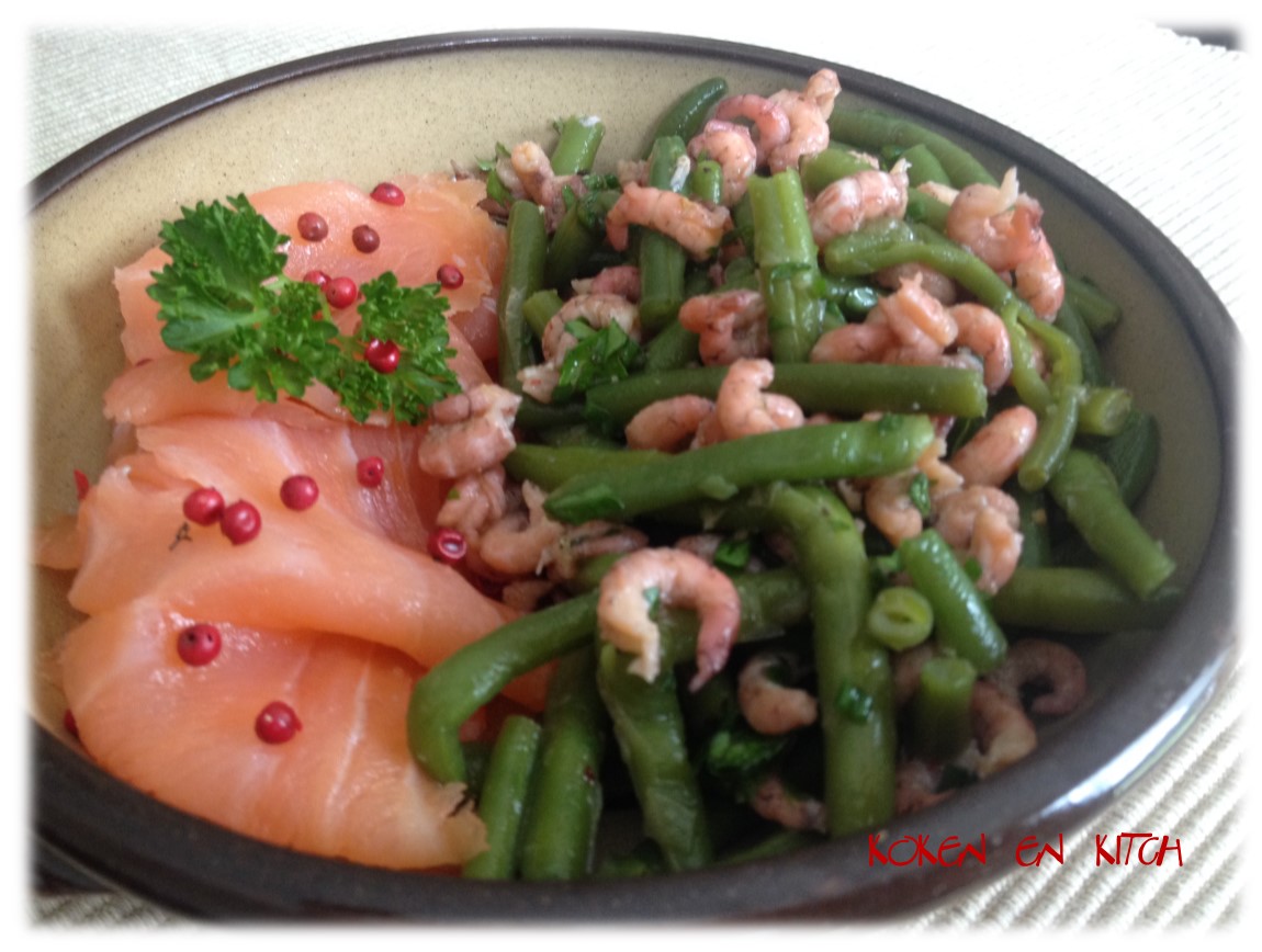 Slaatje met zalm, garnalen en boontjes