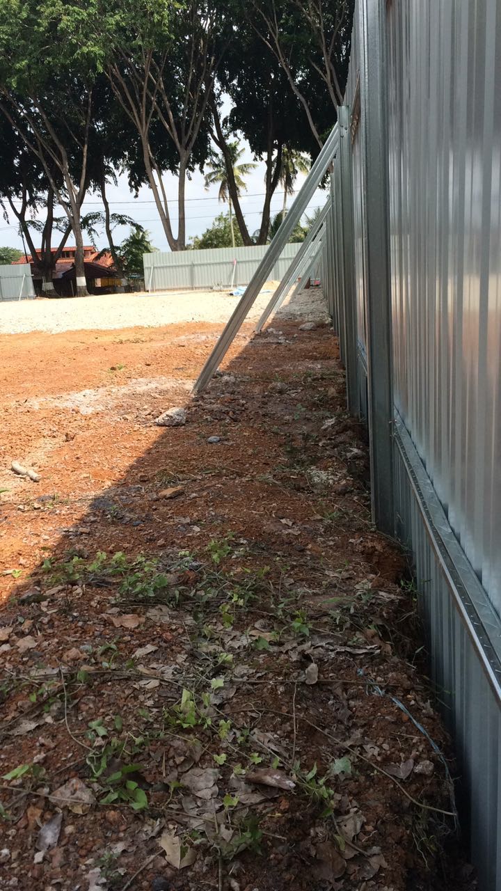 Pagar zink industri dan ukur sempadan kawasan