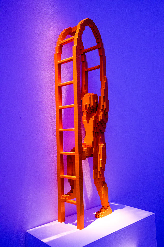 งานแสดงศิลปะรูปปั้นตัวต่อ Lego ที่ ArtScience Singapore Museum โดย ...