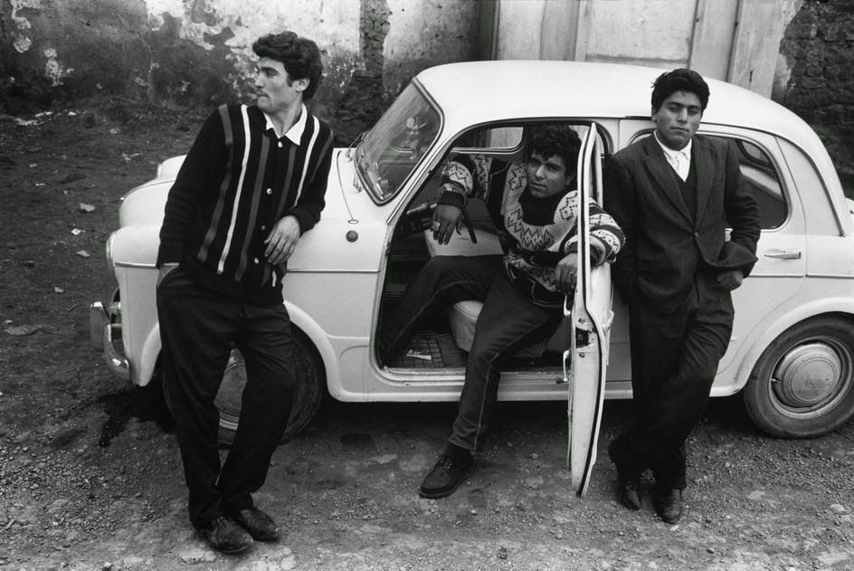 60 Amazing Photographs That Capture Street Scenes of Rome, Italy in the ...