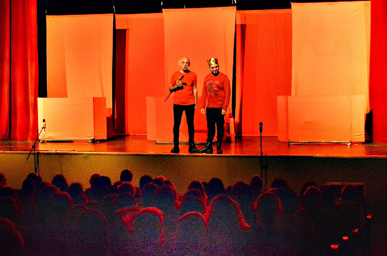 A sala llena, se presentó la obra “Ubú Rey” en el Teatro Municipal ~ La ...