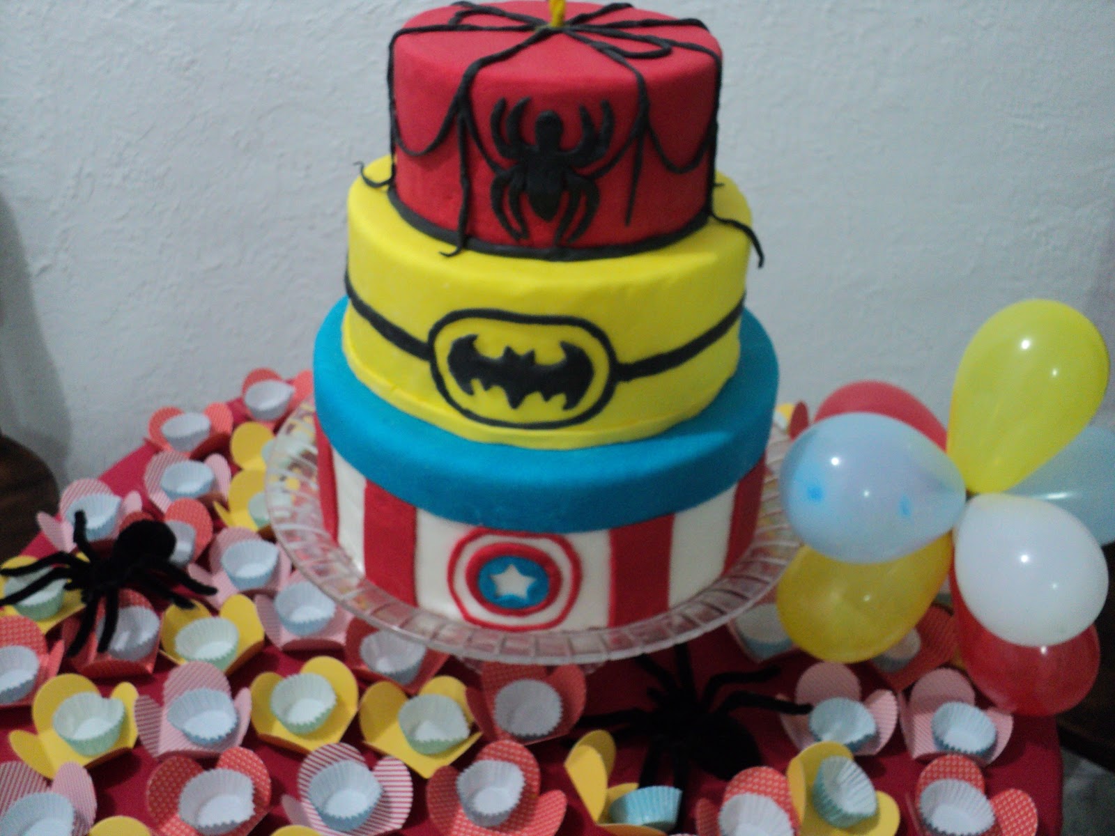 Doces Fofuras por Carol Lopes : Bolo Decorado Super Heróis da DC