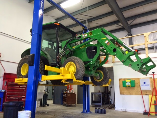 Bobs Shop: Tractor John Deere 5050E on Rotary Lift