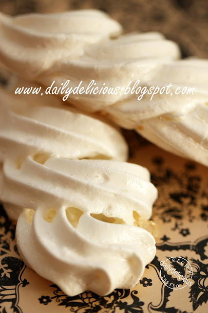 dailydelicious: Basic plain meringue : My white guilt!
