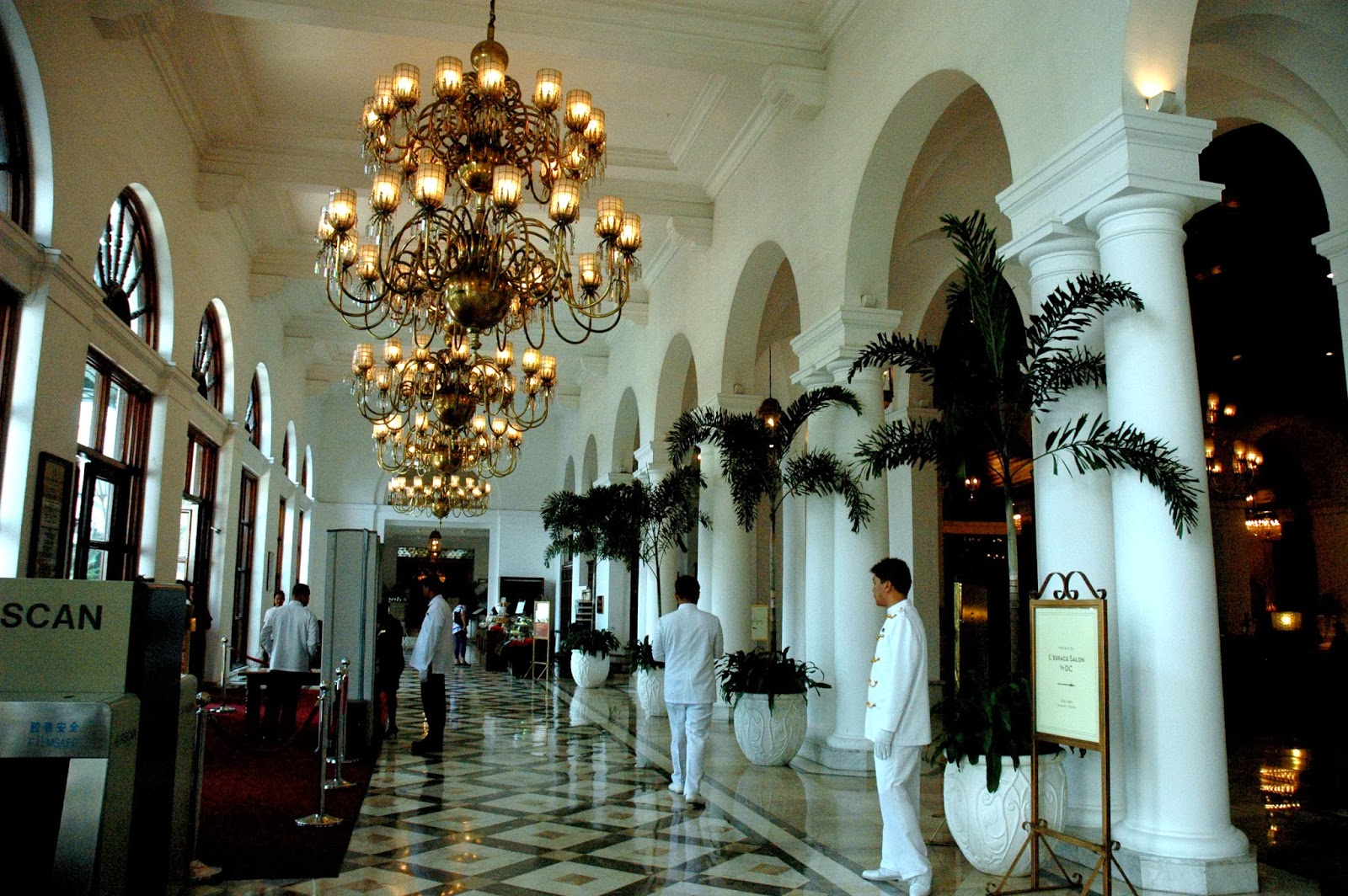 DUDE FOR FOOD: Experience History at the Manila Hotel