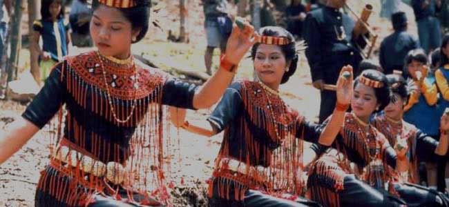 PA'GELLU' TORAYA: TARIAN TRADISIONAL TORAJA