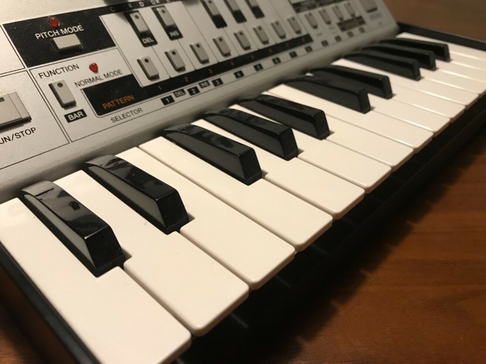 MATRIXSYNTH: Roland TB-03 Bass Line Synthesizer w/ Roland k-25m Keyboard