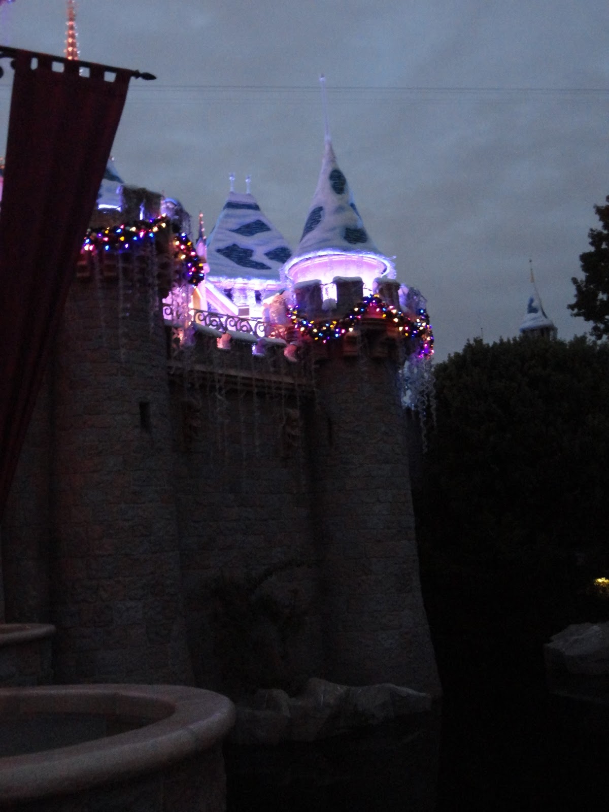 Disneyland: Disneyland Fantasyland Snow White Castle