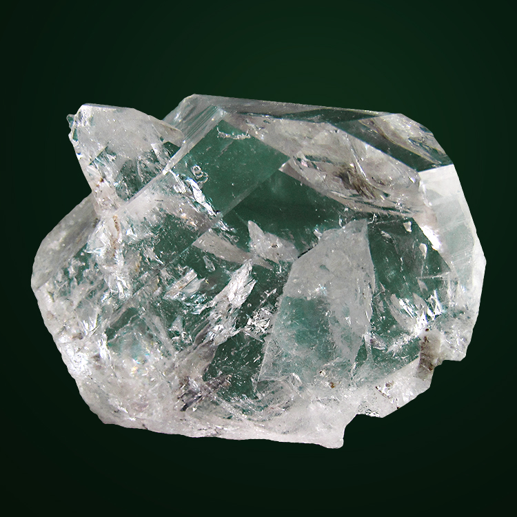 Les minéraux - Québec: Matane - Quartz translucide de forme singulière