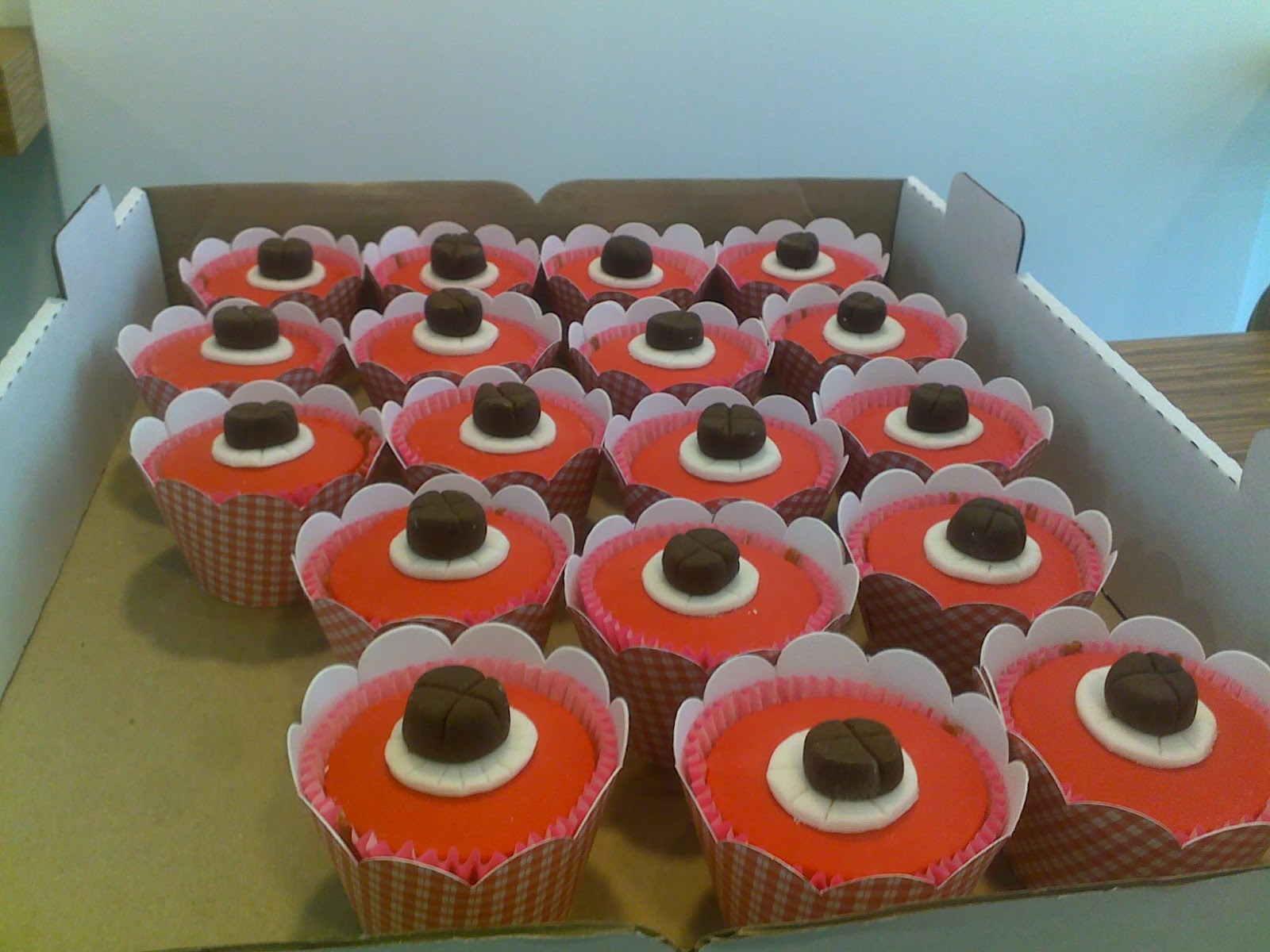 Bolos & Bolinhos da Adriana: Cupcake Decorado com mini bolinhos de ...