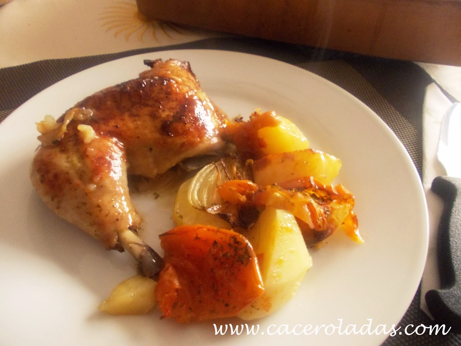 Pollo al horno con patatas, tomates y cebolla | Caceroladas