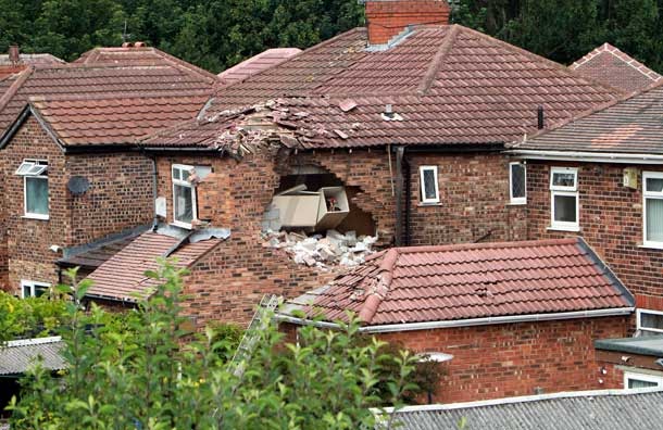 Kathryn's Report: Piper PA-38 Tomahawk: Plane crash lands on houses ...